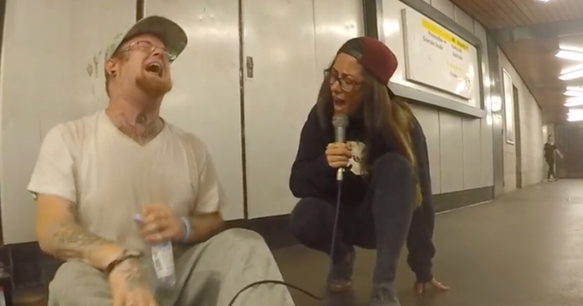 Twee straatmuzikanten spelen de Berlijnse metro plat (filmpje) | Humo ...