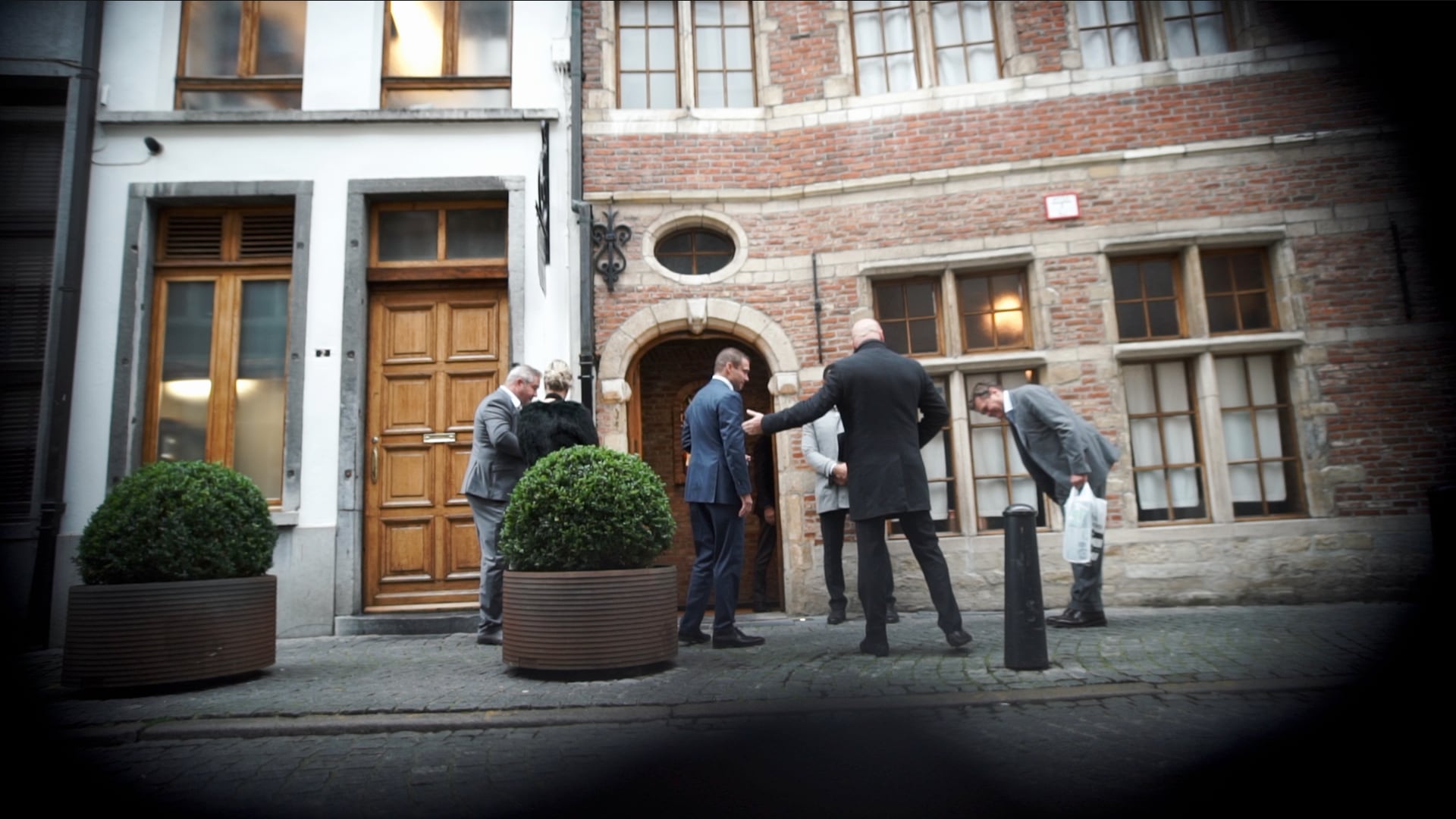 Tom Cochez (Apache) brengt omstreden boek dan toch uit: ‘Bart De Wever ...