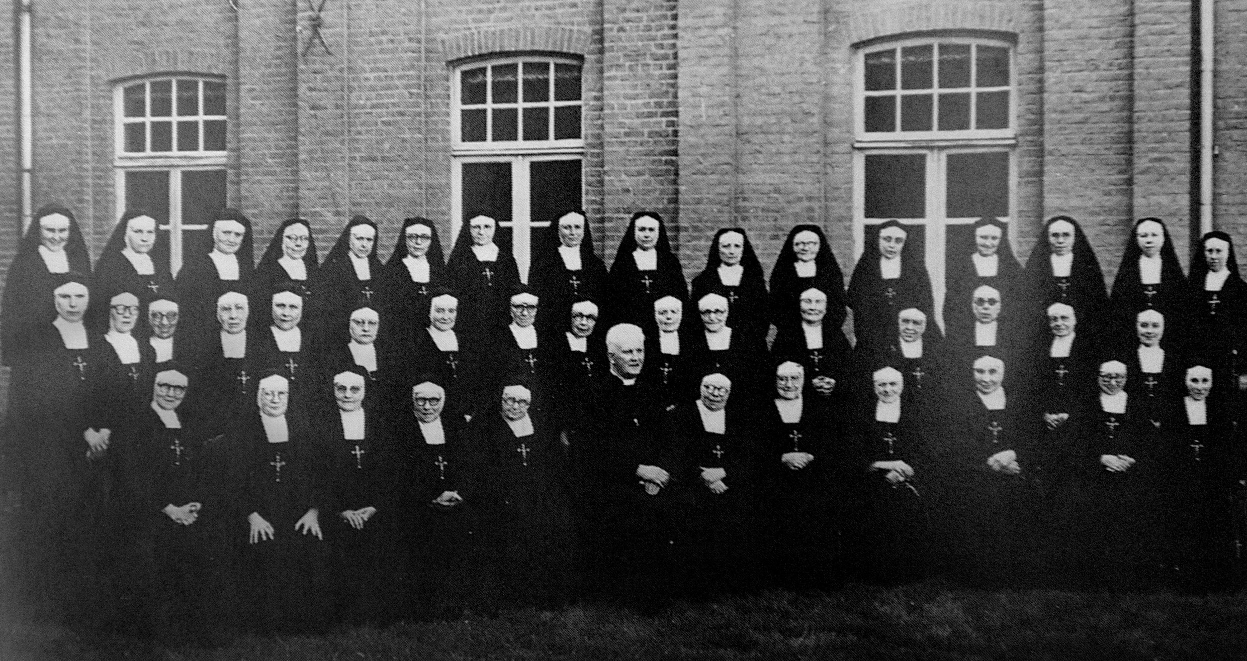 ‘Op een dag werd ze vastgebonden door de zusters, ook de priester was ...