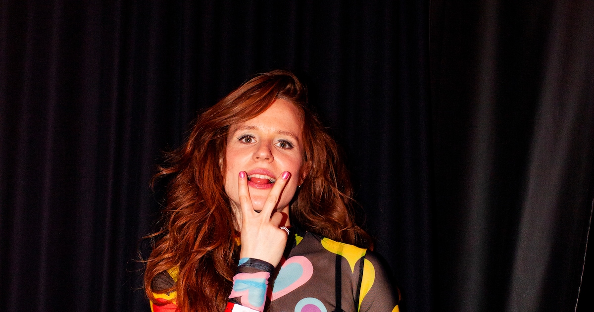 Ze maakt dan misschien geestige liedjes, maar zangeres Merol is géén ...