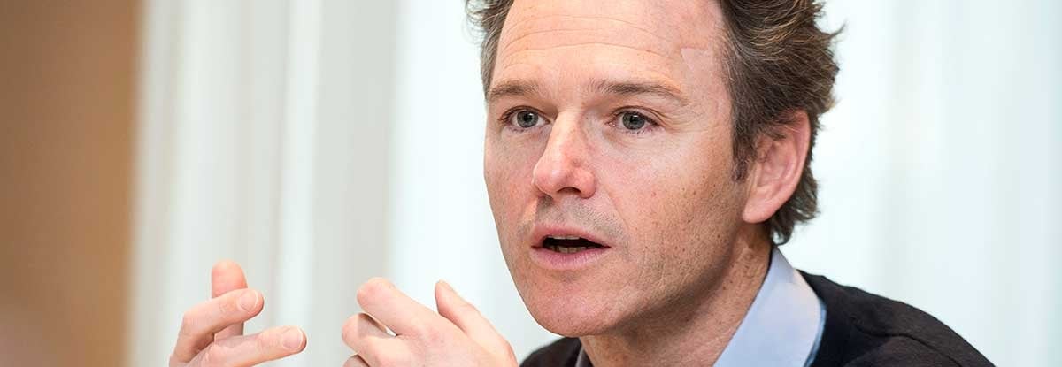 Voetbalcommentator Bart Raes speelt mee op bijna alle zenders | Humo ...