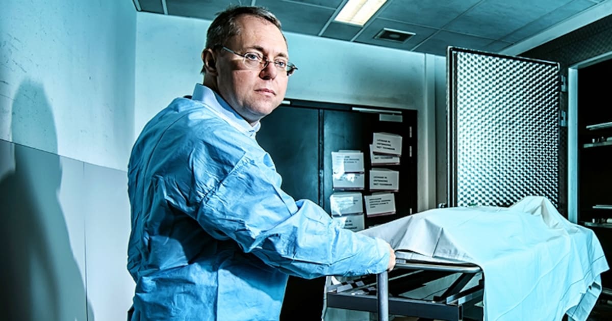 Forensisch patholoog Werner Jacobs over het opensnijden van lichamen ...