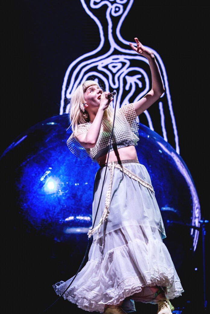 Aurora op Rock Werchter 2019: een vuist maken voor weirdos | Humo: The ...