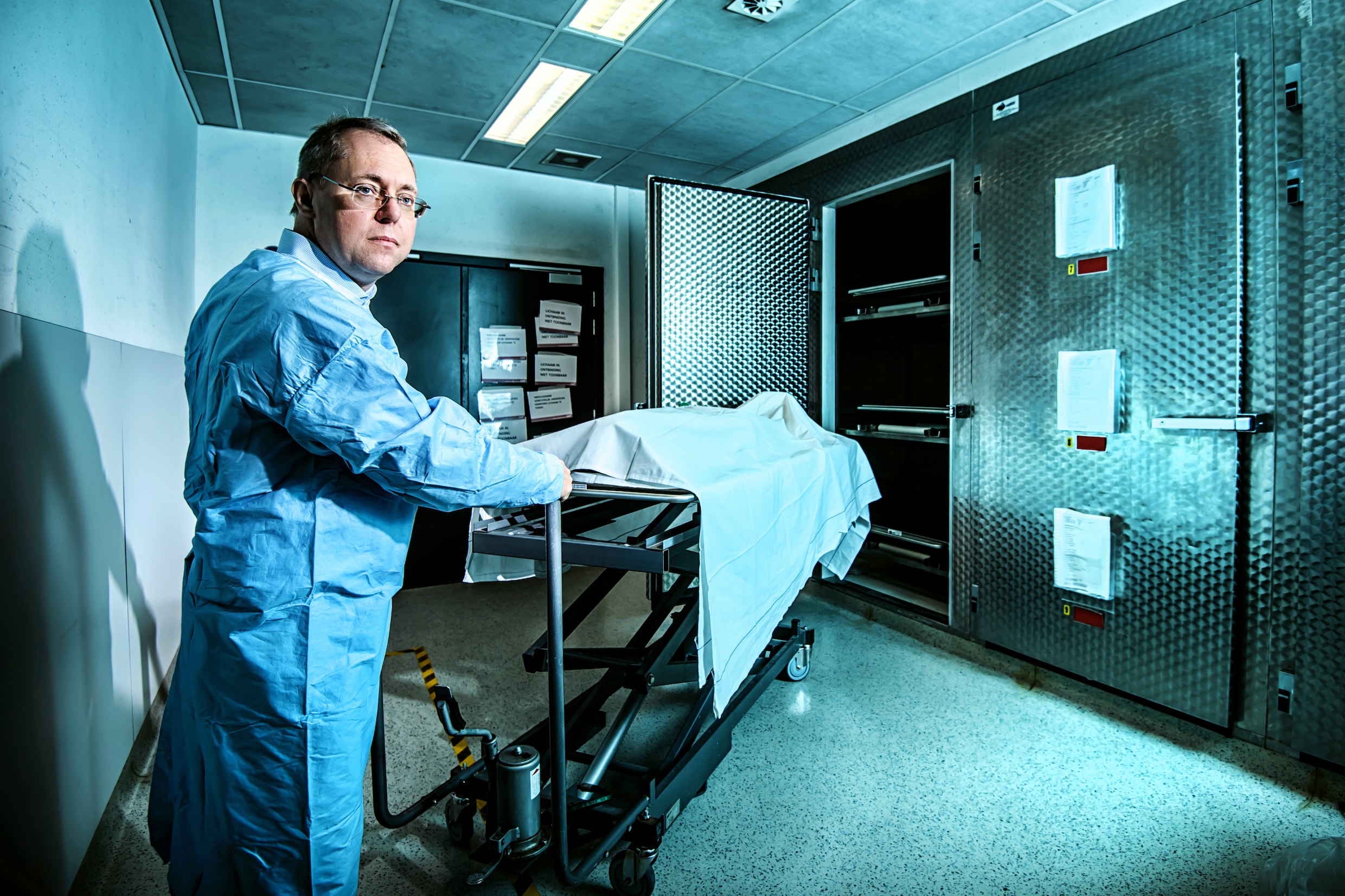 ‘De vader gooide Xena tegen de muur en het kind viel in haar bedje, als ...