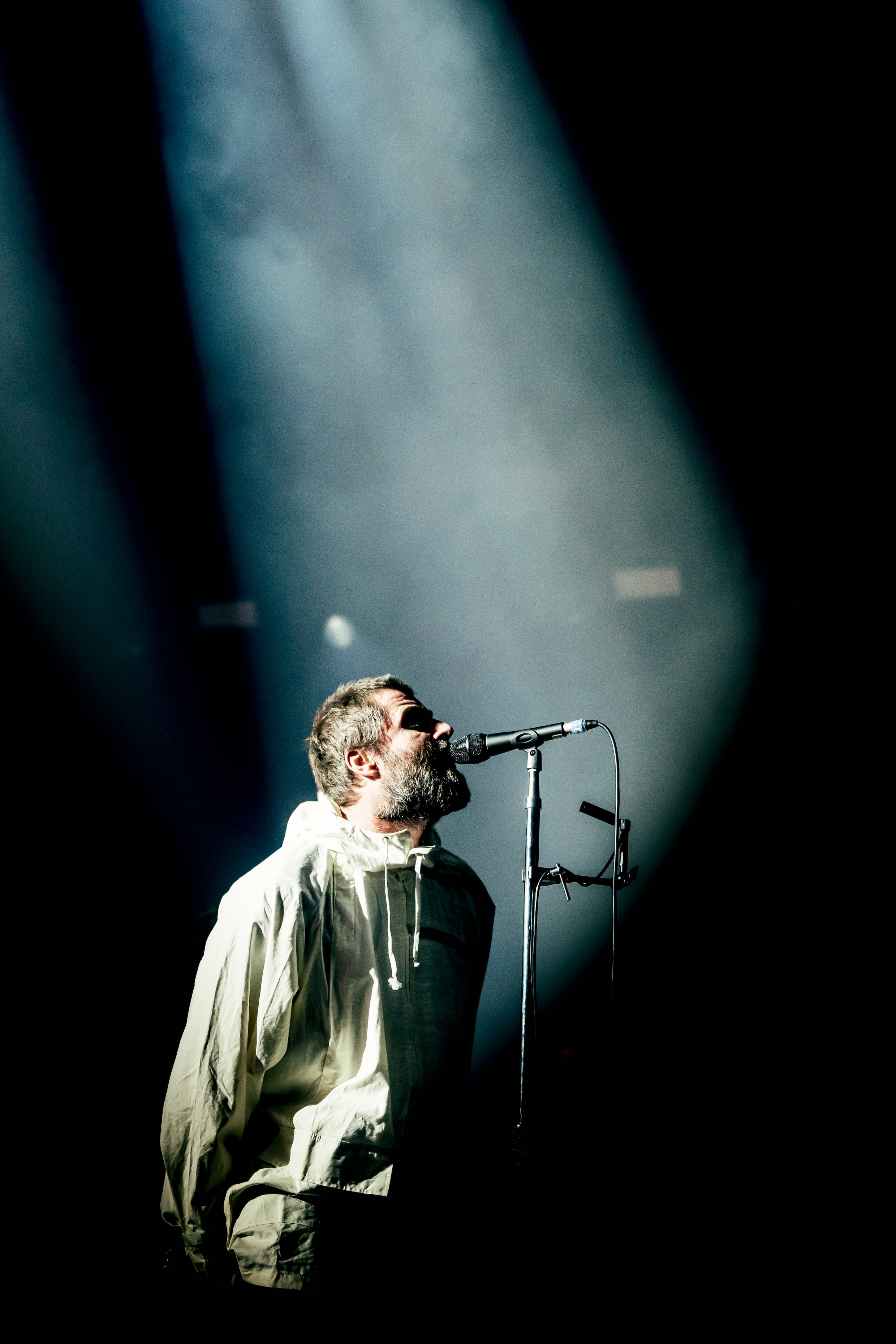 Liam Gallagher in Vorst Nationaal: hooliganisme met Tripel Karmeliet ...