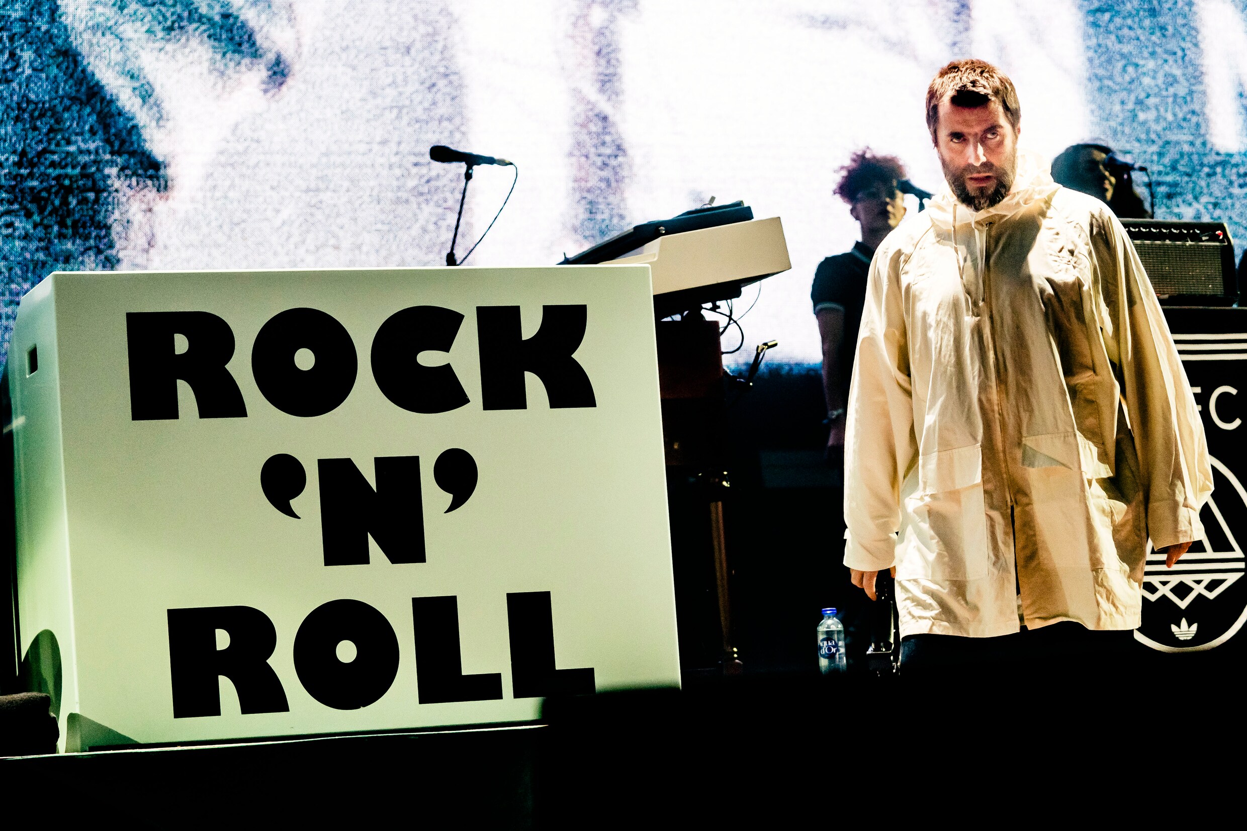 Liam Gallagher in Vorst Nationaal: hooliganisme met Tripel Karmeliet ...