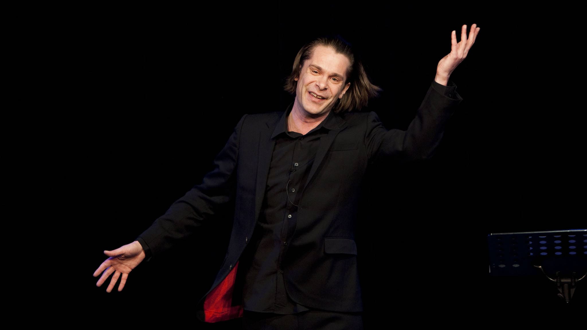 De nieuwste show van Hans Teeuwen is zijn beste sinds lang: ‘Uit ...