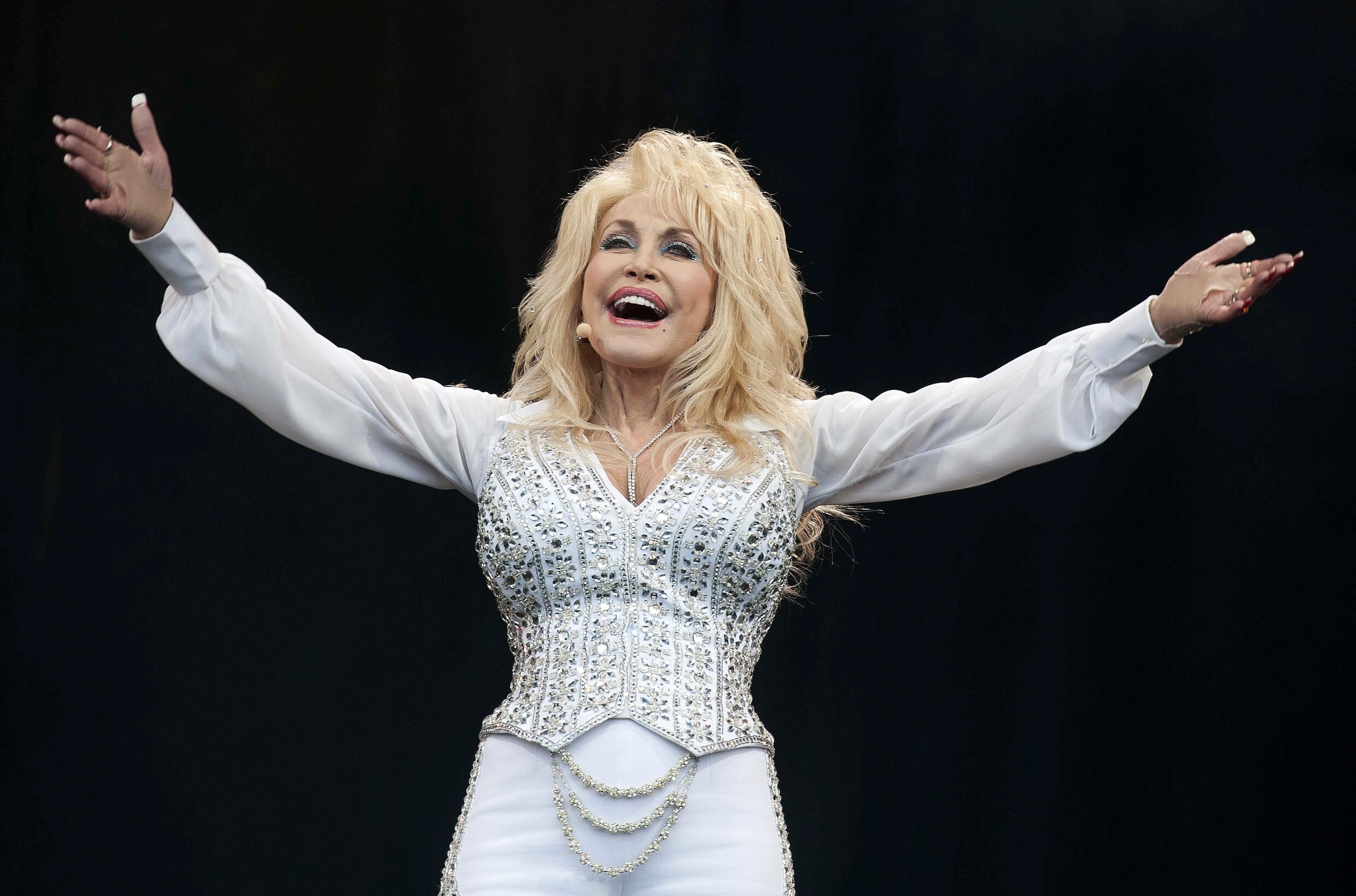 Dom blondje? Welnee! Waarom jong en oud dol zijn op Dolly Parton | Humo ...
