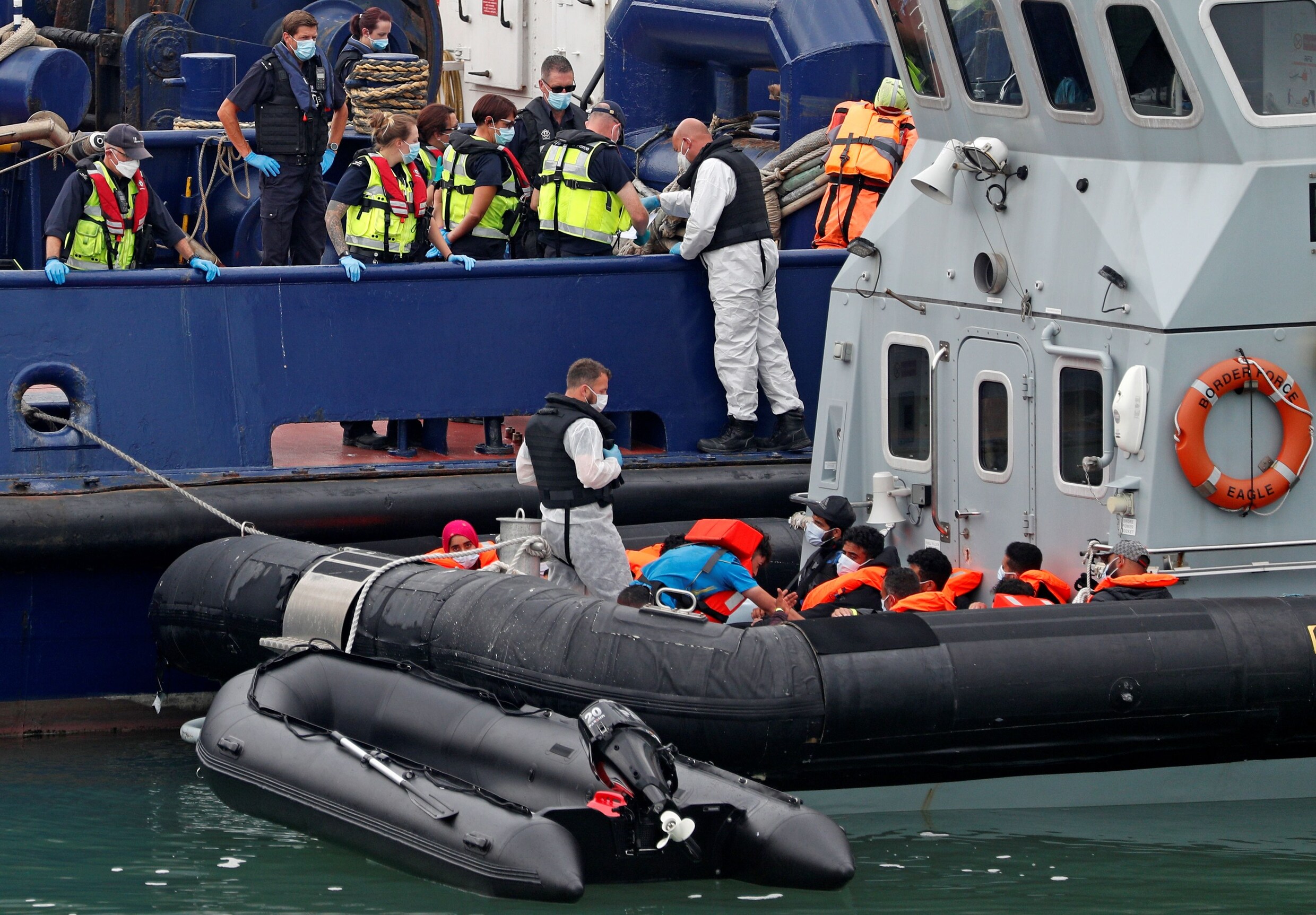 Meer en meer vluchtelingen steken het Kanaal over met rubberbootjes ...