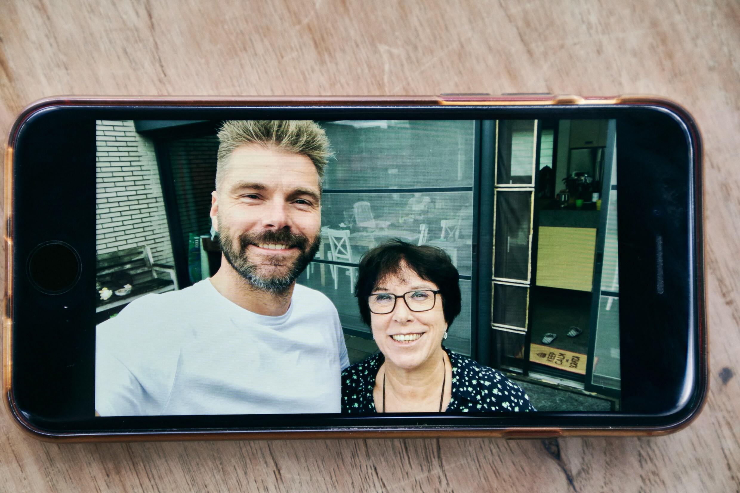 ‘In de leraarskamer knepen de mannen in mijn borsten en billen’: terug ...