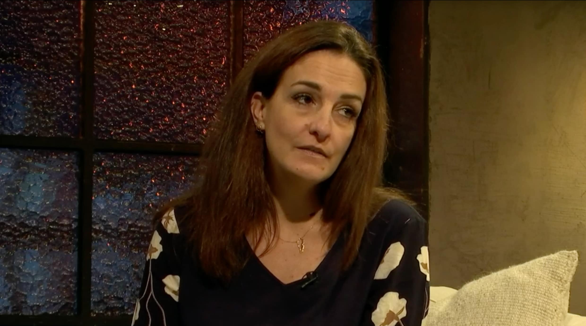 Joyce Azar is de enige journaliste die werkt voor de VRT én de RTBF: ‘Franstaligen willen graag ...