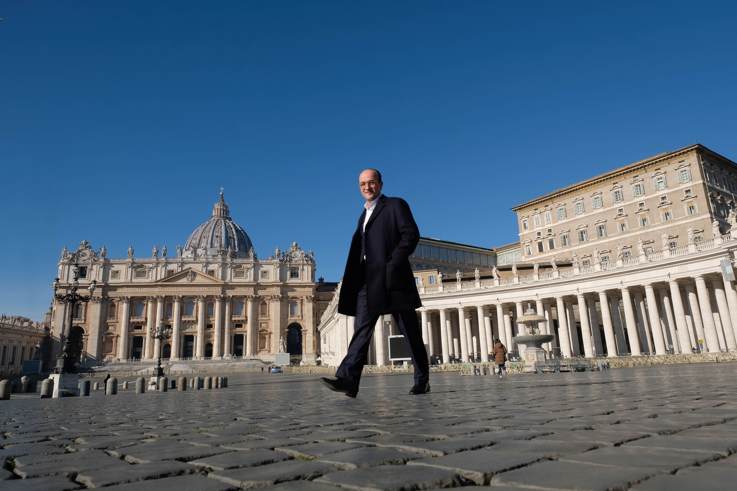 Kunstdealer Patrick van der Vorst is ingewijd als priester: ‘Er is ...