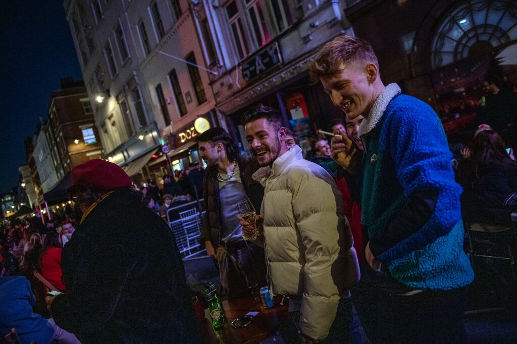 In beeld: nu de pubs heropenen blijkt pas hoe dorstig de Britten waren ...