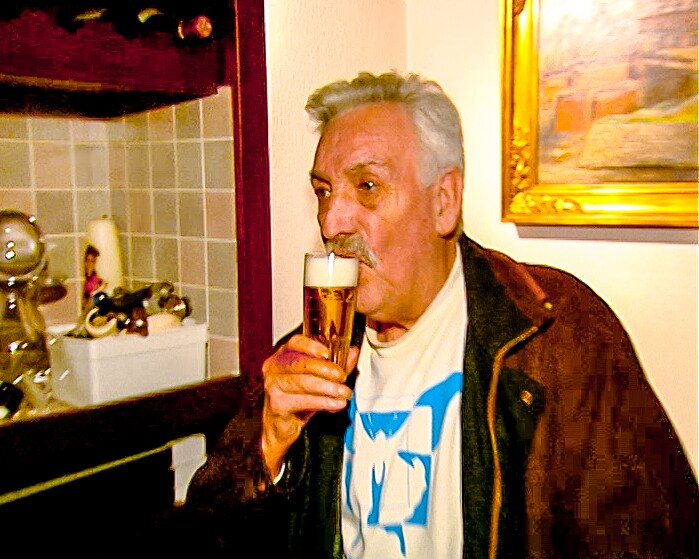 Kelly organiseert een tropical party en dobermann Angie schijt op het ...