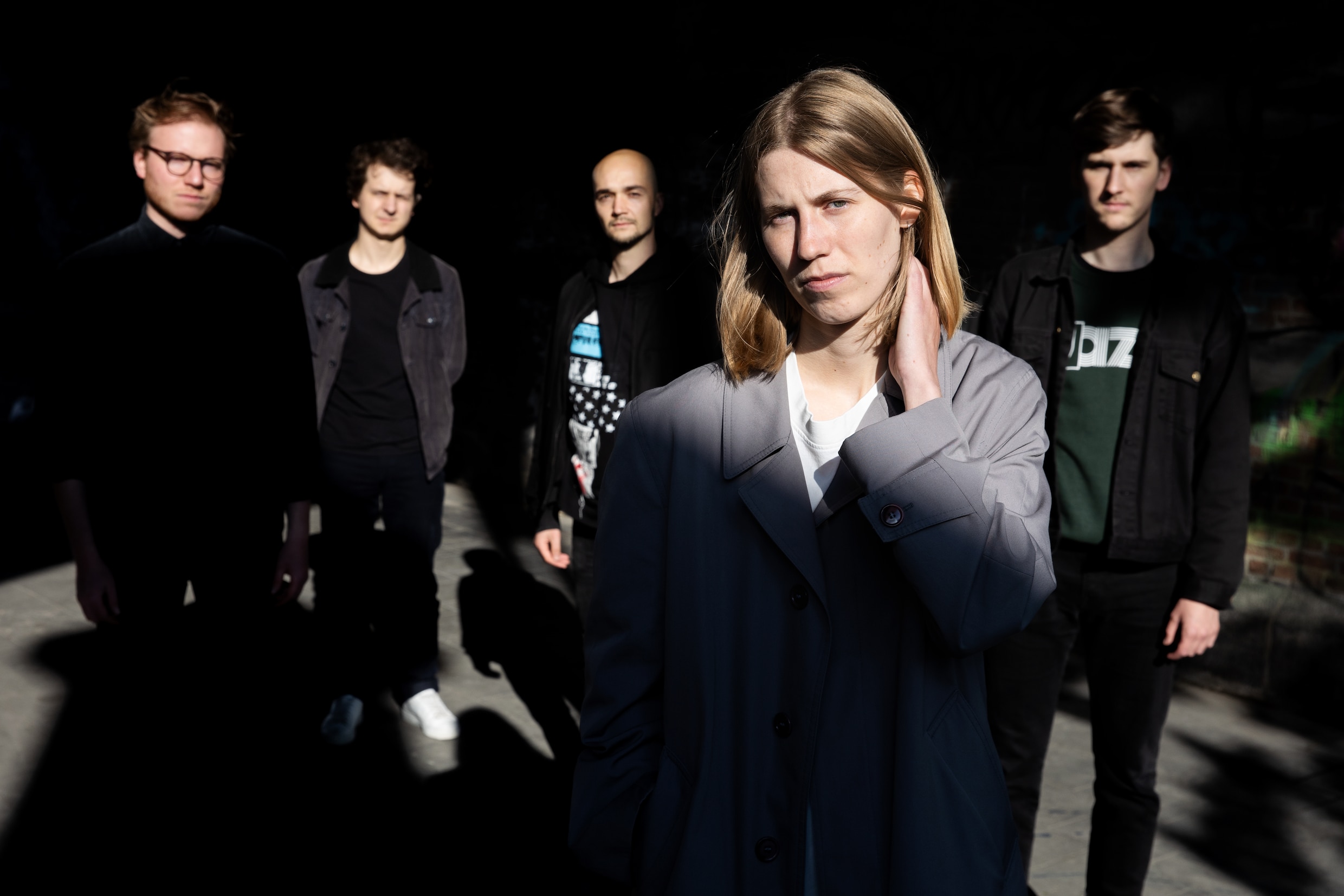 Luister én kijk naar ‘Tilt’, de nieuwe single van Whispering Sons ...