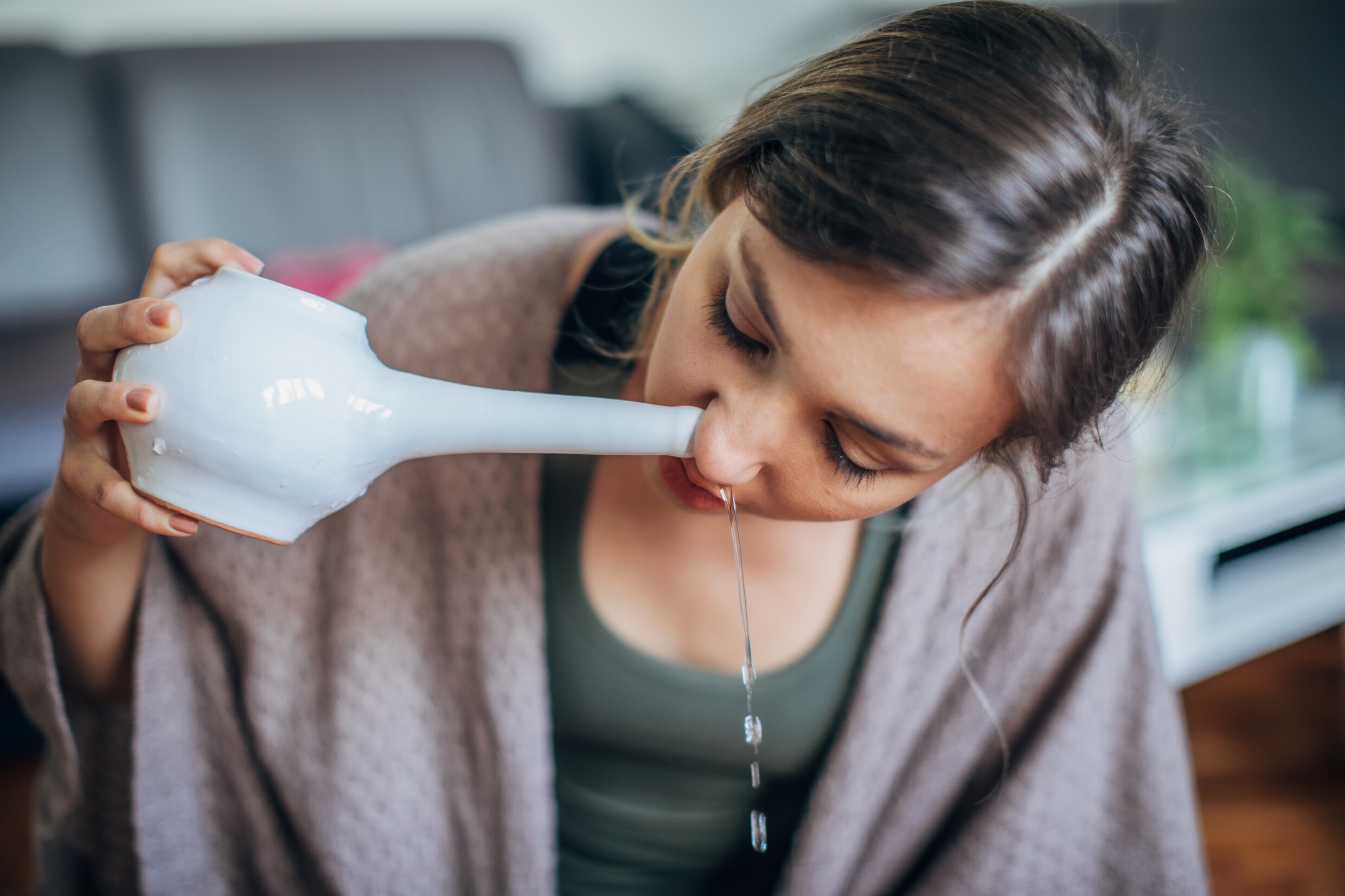 Ajuinen naast je bed, stomend water of kauwen op gember: Wat wel en ...