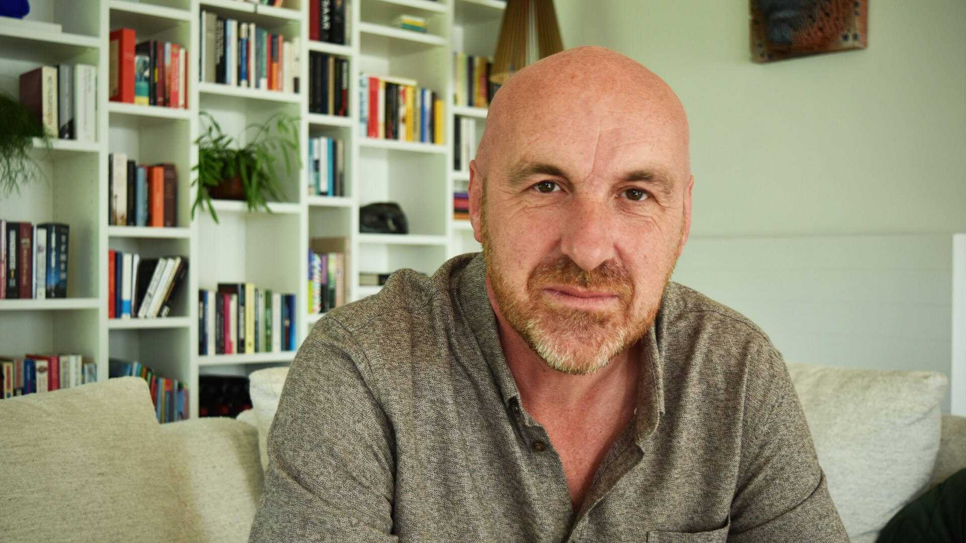 24 uur tussen vier muren met Eric Goens: ‘Ik word verliefd op elke gast in ‘Het huis’’ | Humo ...