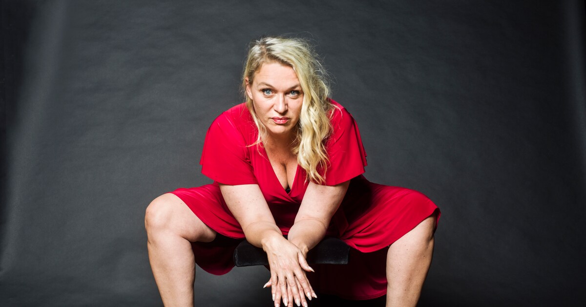 Schrijfster Stella Bergsma klaagt de ‘belachelijke’ censuur op tepels aan: ‘Ook als ik mijn ...