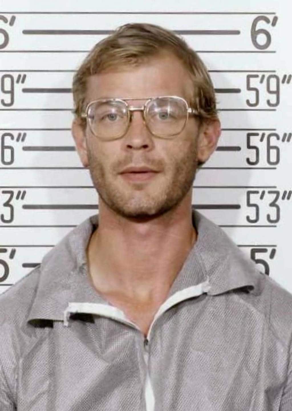 Bril en urne van seriemoordenaar Jeffrey Dahmer te koop voor ...