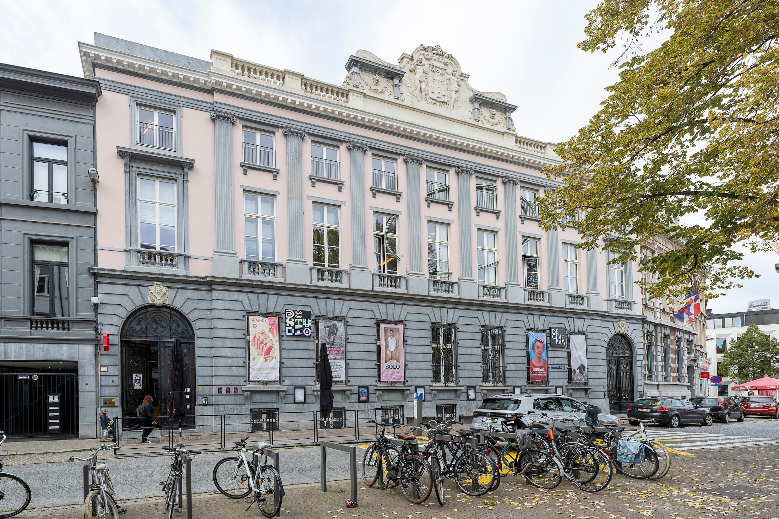 ‘Hij stak zijn tong tussen zijn vingers en maakte een likbeweging: ‘Dit is alles wat je van me ...