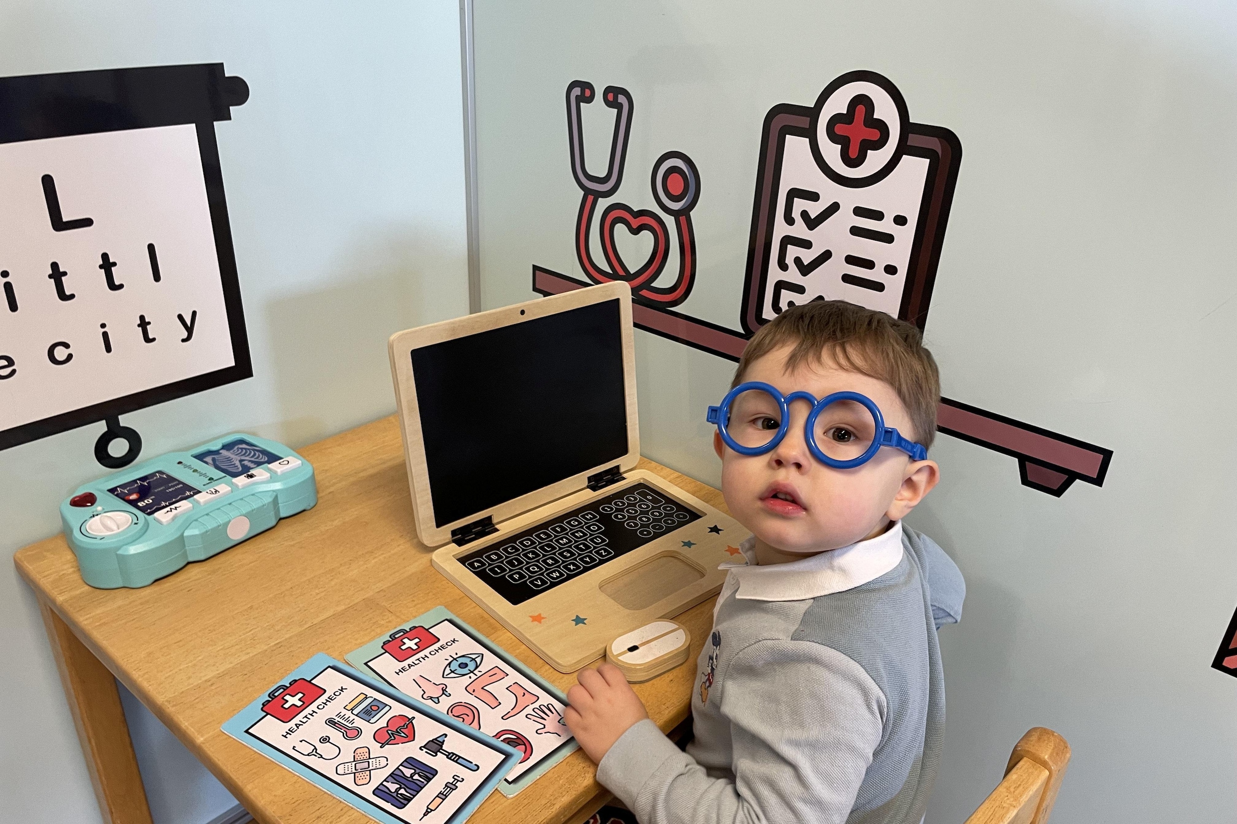 Teddy Hobbs (4) leerde zichzelf lezen toen hij amper 2 jaar oud was en ...