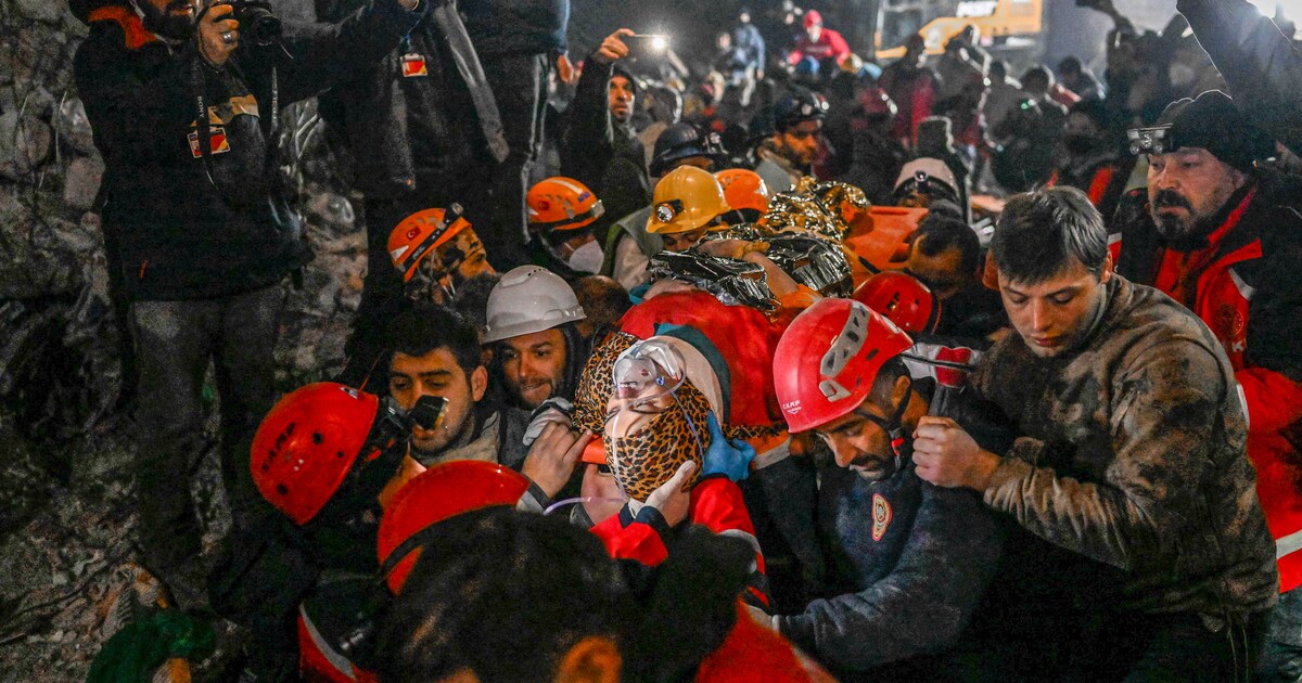 Hoe overleven mensen twee weken onder het puin? ‘Mensen drinken ...