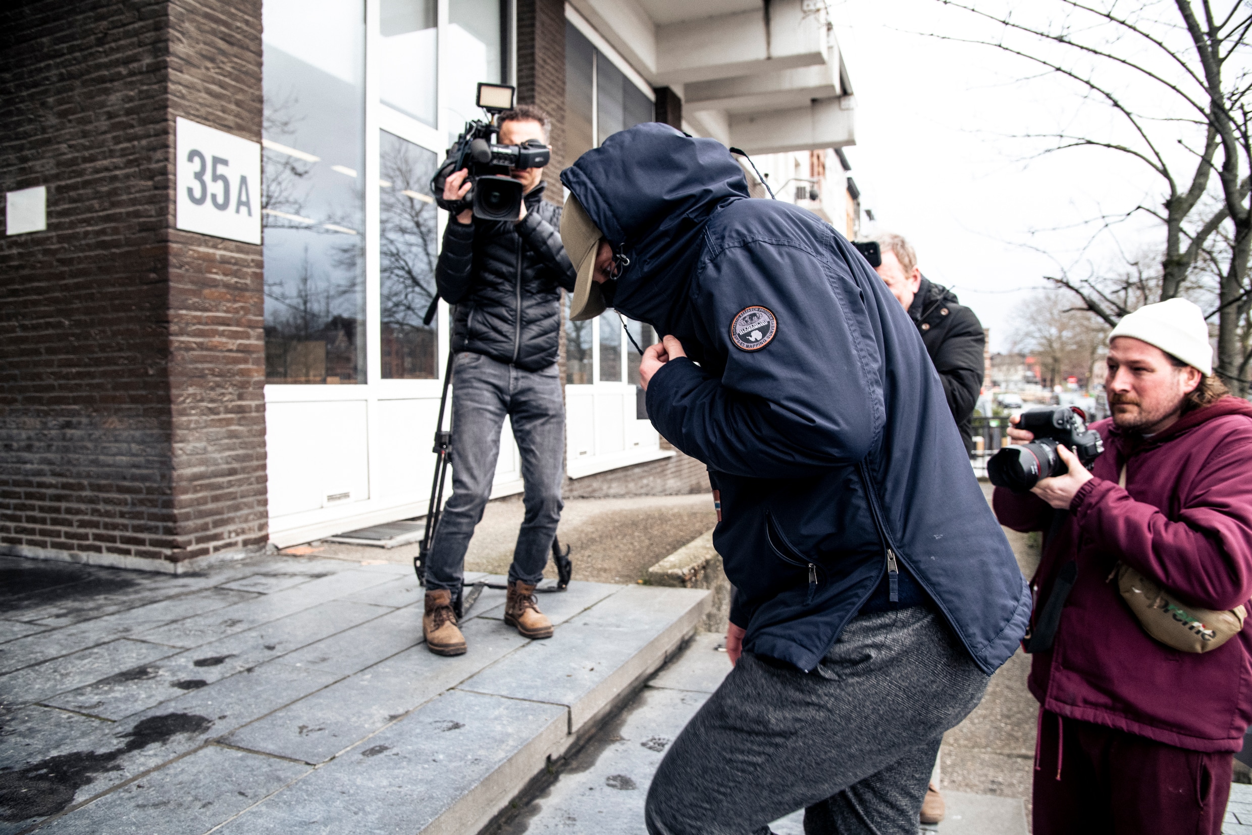 Hoofdverdachte omarmt moeder van Sanda Dia op proces-Reuzegom: ‘Het ...