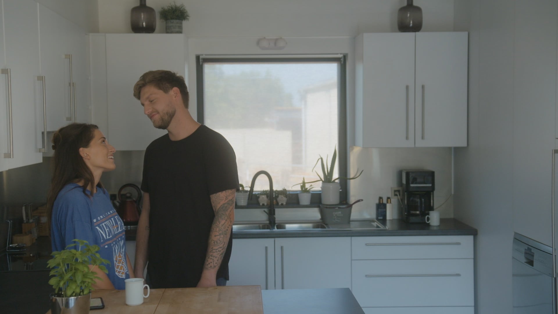 Zelfs als ze gepijpt worden kijken de ‘Dertigers’ op VRT MAX bedrukt | Humo: The Wild Site