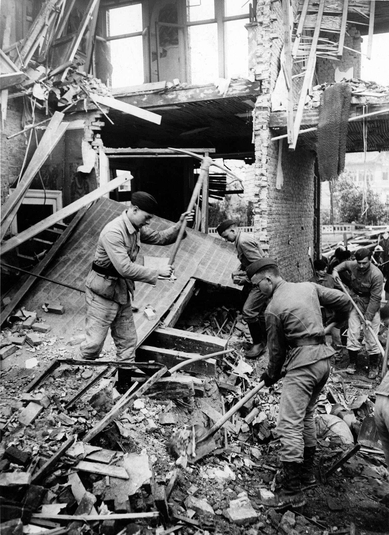 Het bombardement van Mortsel: ‘Een shrapnel boorde zich door de ...