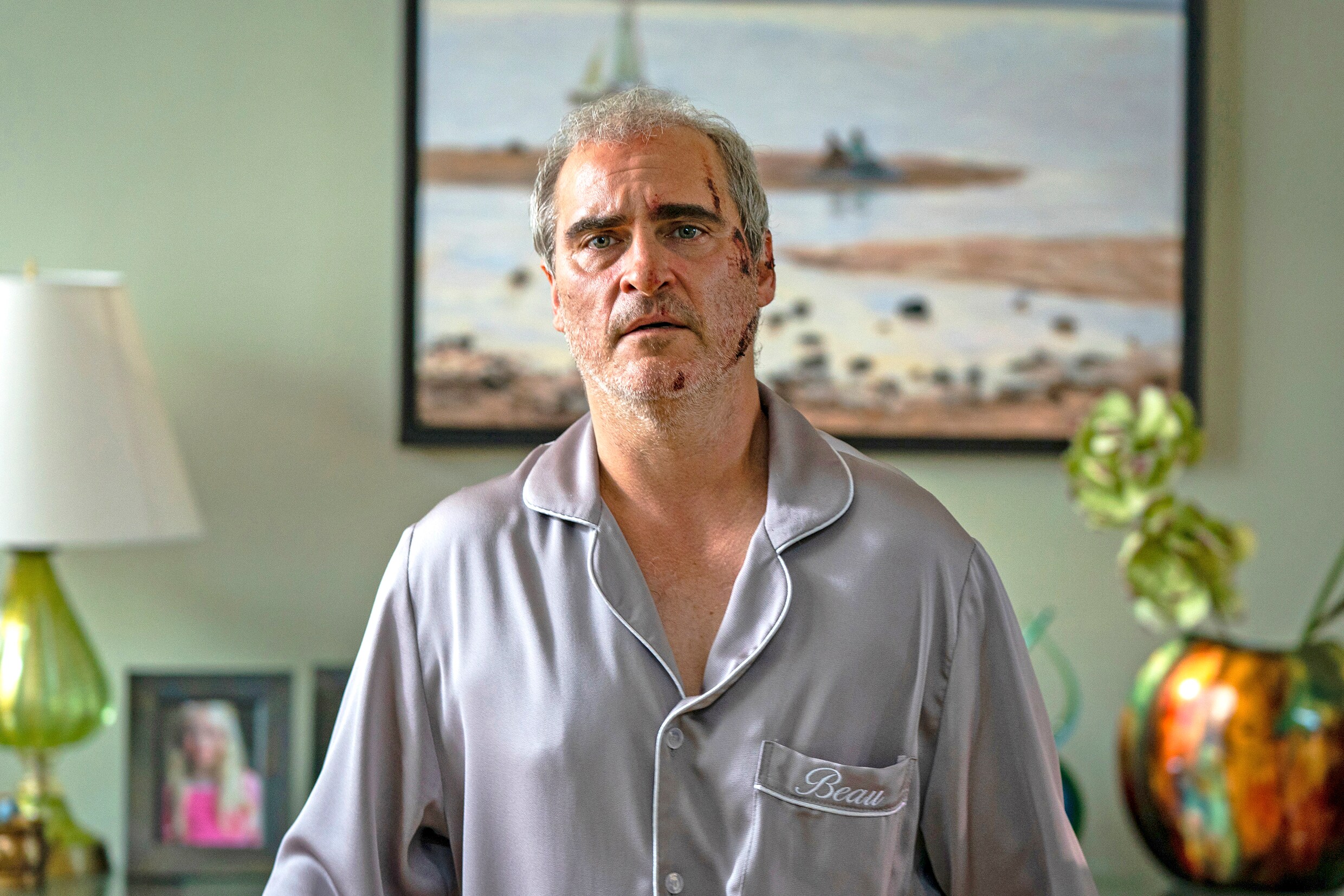 Rouwen, gieren en huiveren met Joaquin Phoenix in horrorkomedie‘Beau is ...