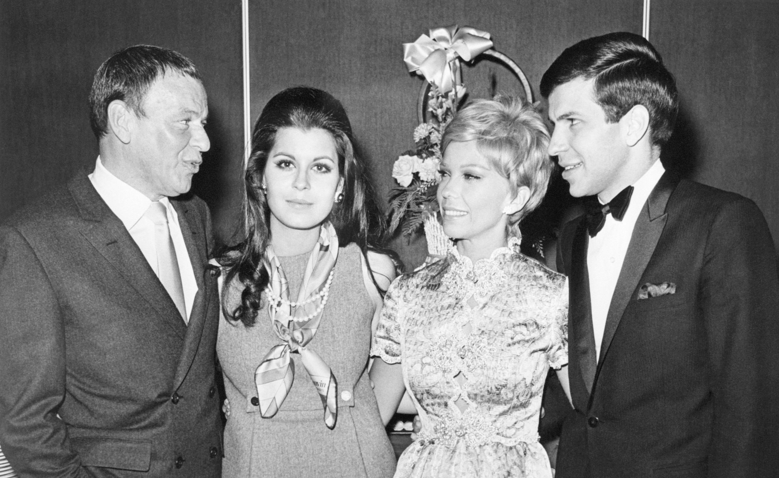 Frank Sinatra Jr.: ‘Stoppen doet hij nooit, mijn vader wil op het ...