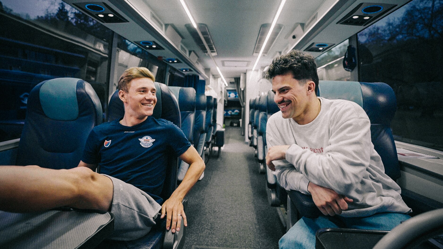 Stop working, start watching! Average Rob volgt Remco Evenepoel tijdens ...