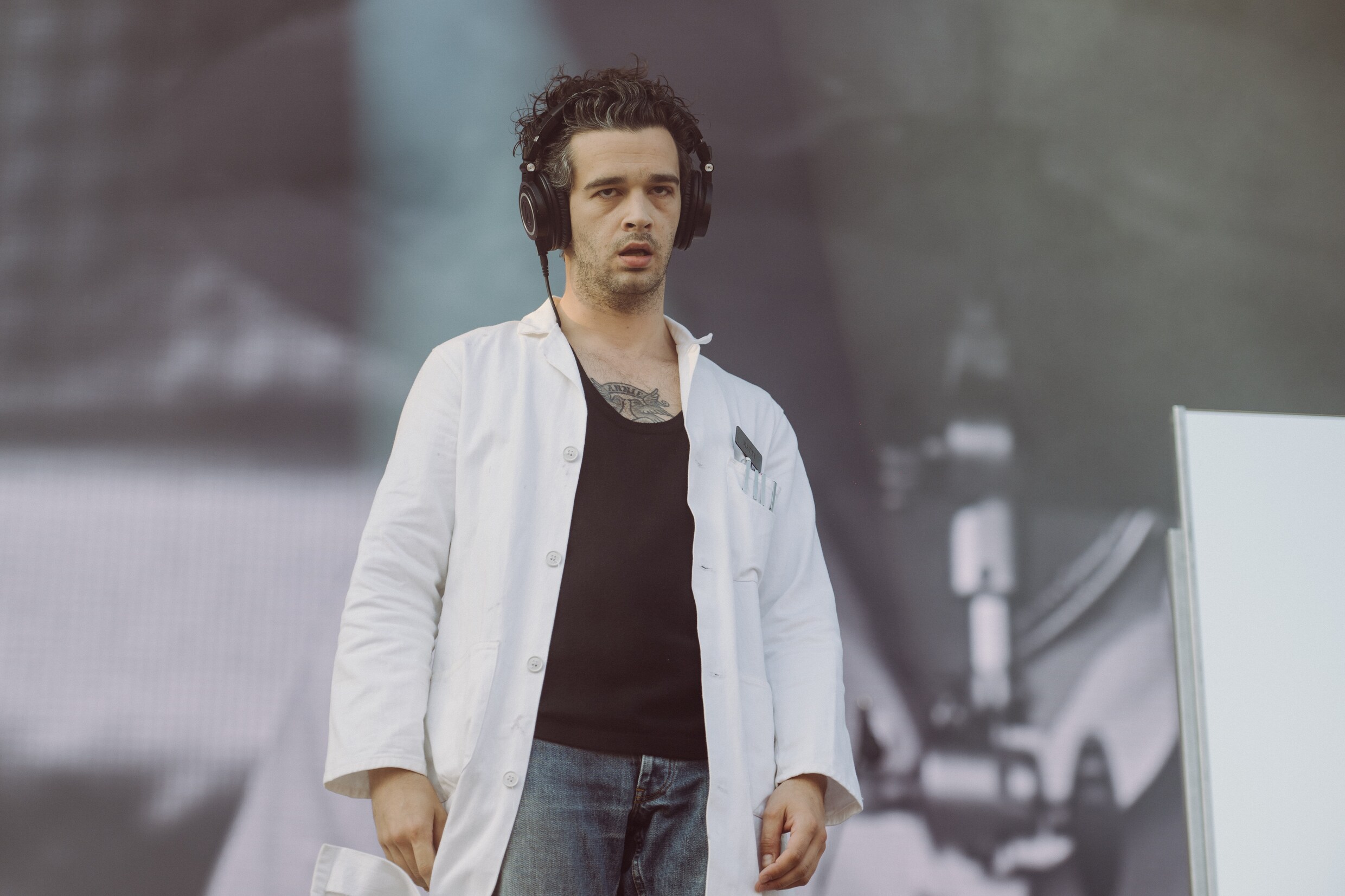 Matty Healy van The 1975 mag op het podium stoer kettingroken, op Best ...