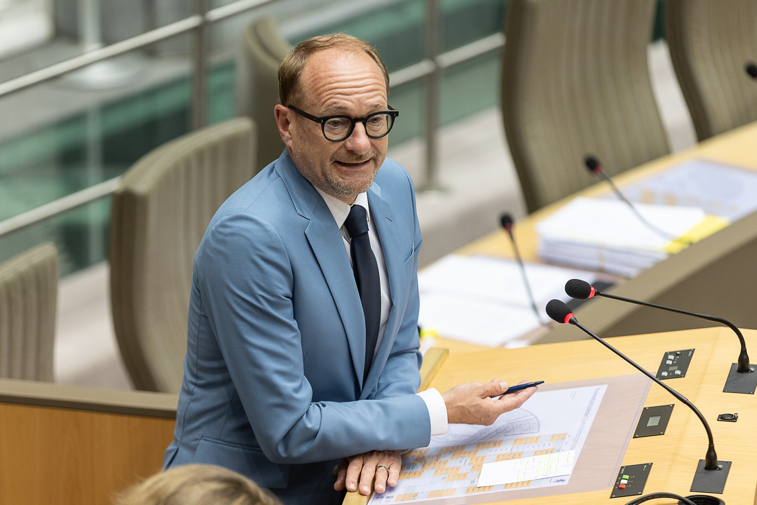 ‘Wat wil minister Weyts bereiken met zijn leger controleartsen?’ | Humo ...