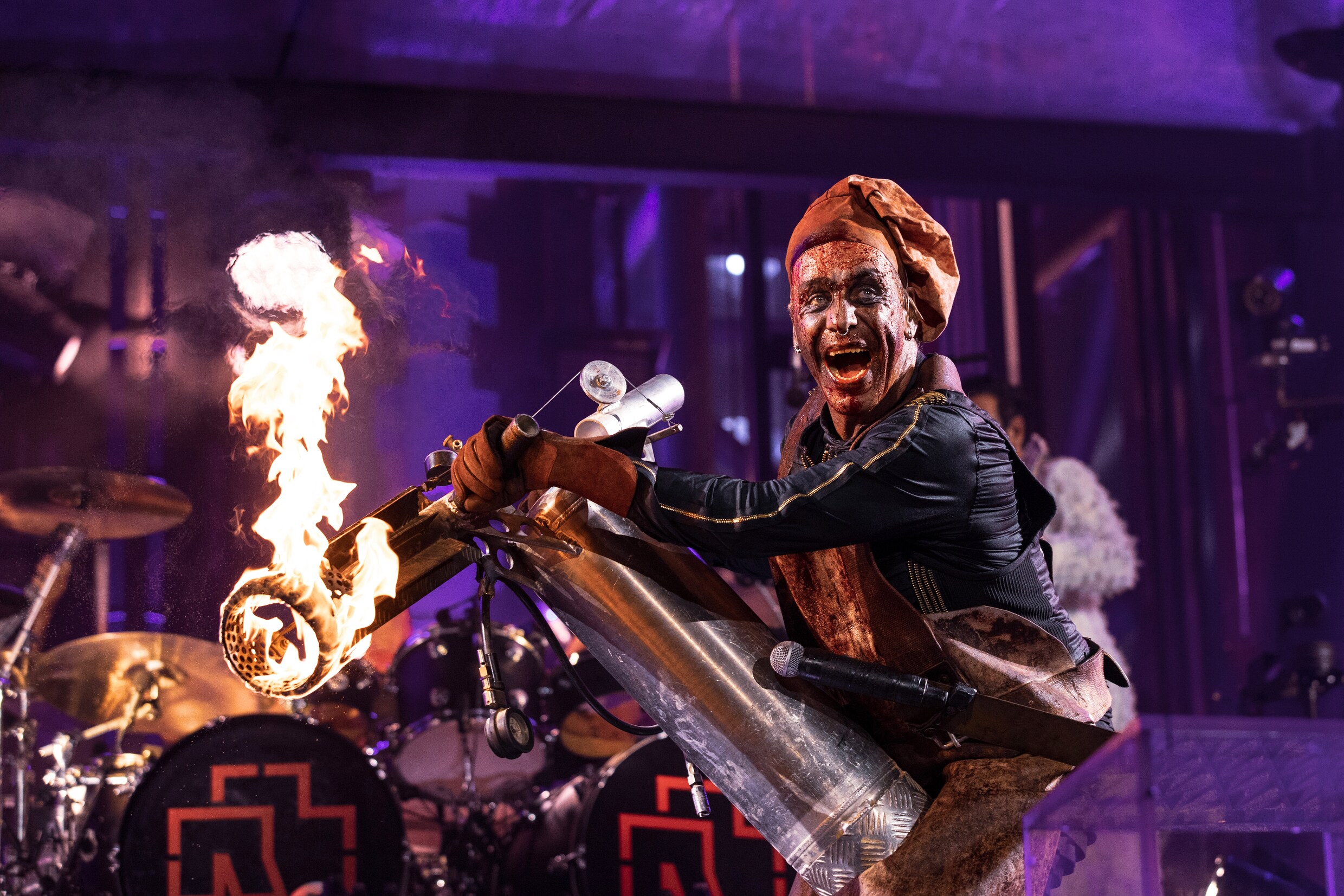 Rammstein in Brussel: ‘Till Lindemann zal zijn spuitende peniskanon achterwege laten na de ...