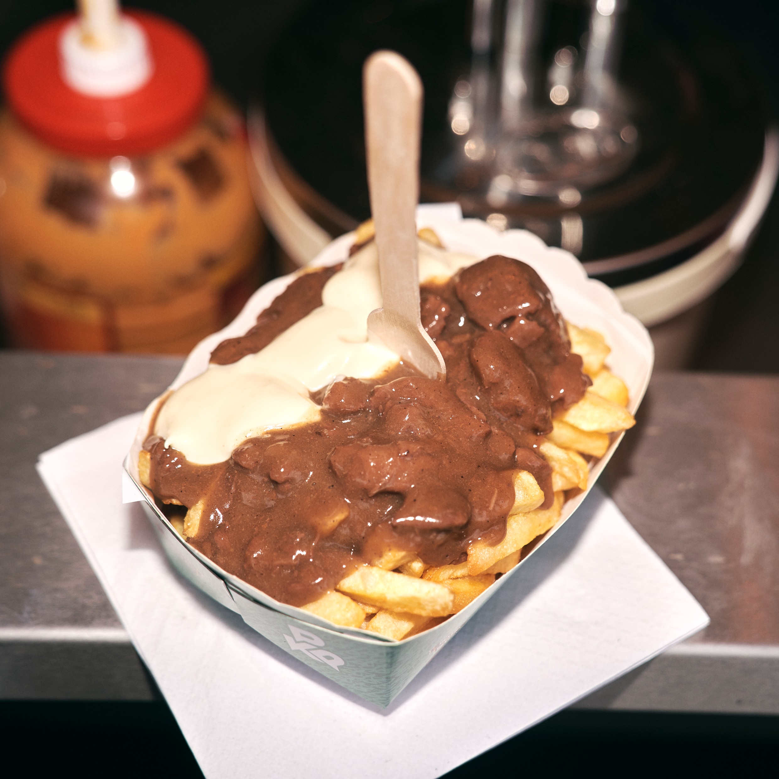 22,75 euro voor een broodje pastrami, 8,05 euro voor een pak frieten ...