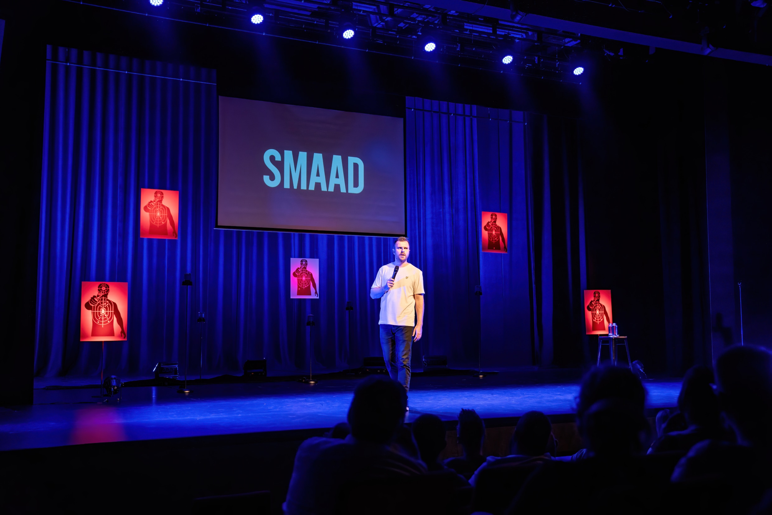 Hohoho! Kindermisbruik, zelfdoding en depressie: Vincent Voeten debuteert in ‘Smaad’ met grappen ...