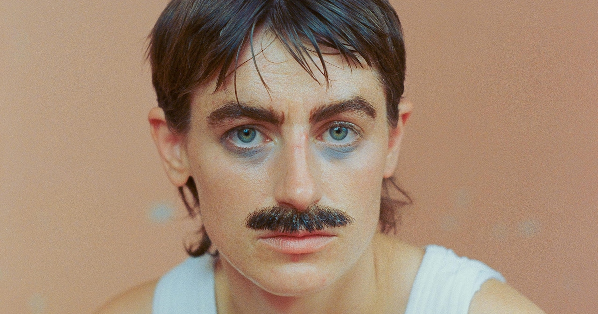 Elmer, de vrouw die met een snor optrad op Pukkelpop: ‘Ik zet me zo ver ...