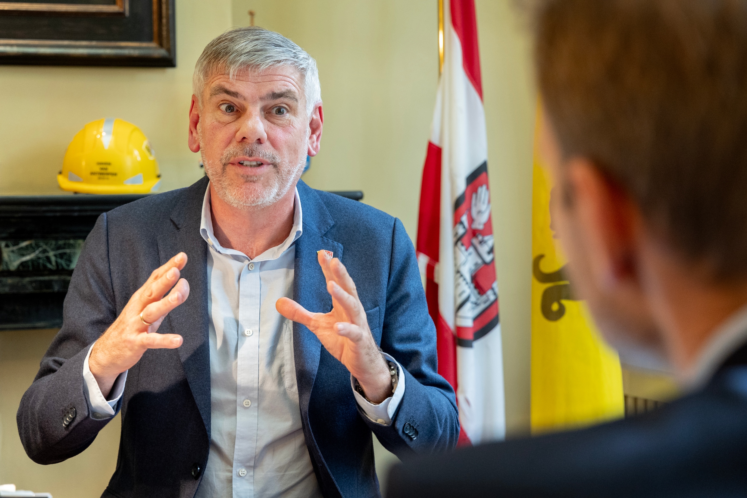 ‘Ondanks het spionageschandaal blijft Vlaams Belang scoren’ | Humo: The ...