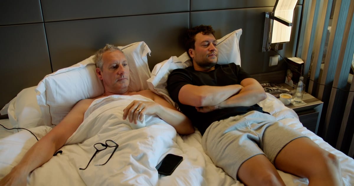 Average Rob en Wim De Vilder ontkurken champagne, De Verhulstjes en ...