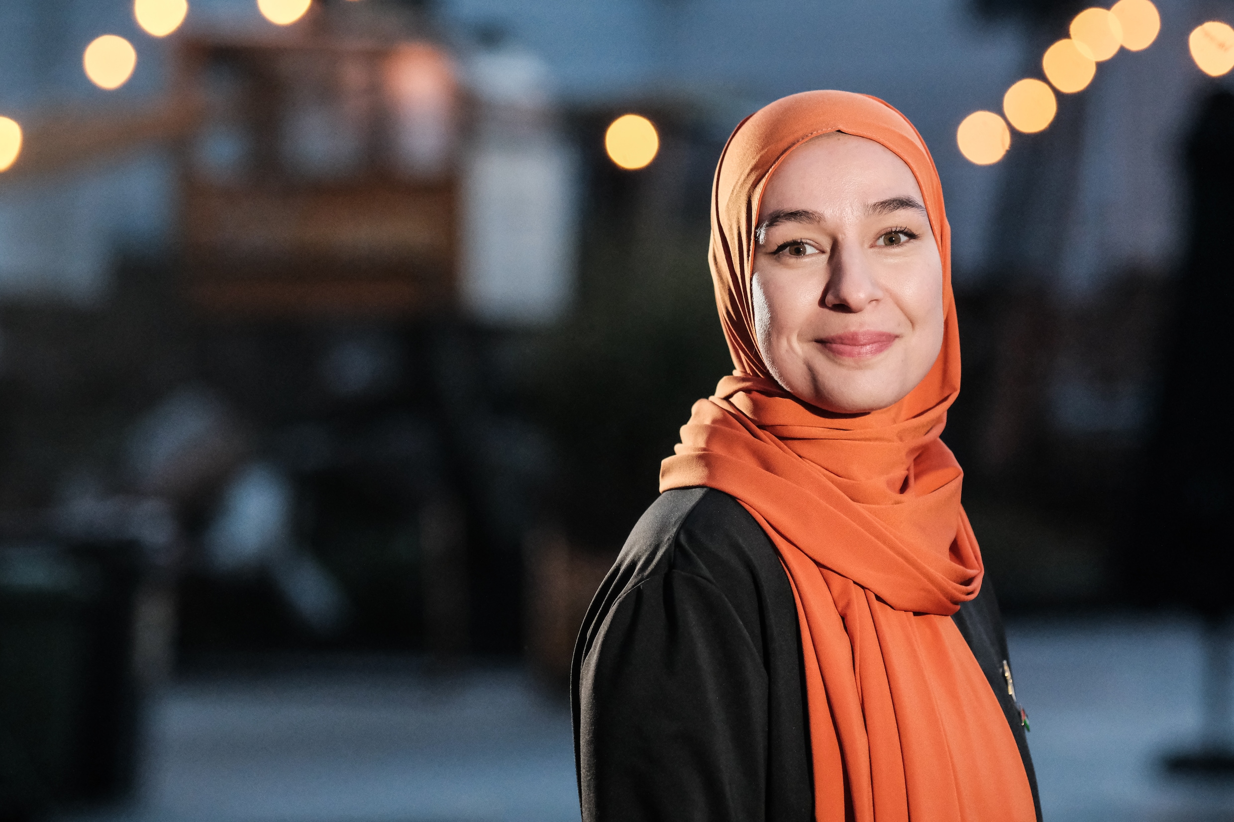 ‘Ik mocht mijn hoofddoek nog dragen, maar werd verbannen naar de backoffice.’ Overheid mag ...