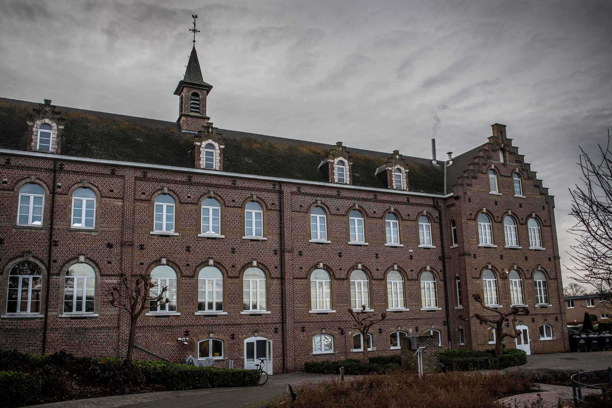 Terreur in het weeshuis: ‘Als je in je bed had geplast moest je een ...