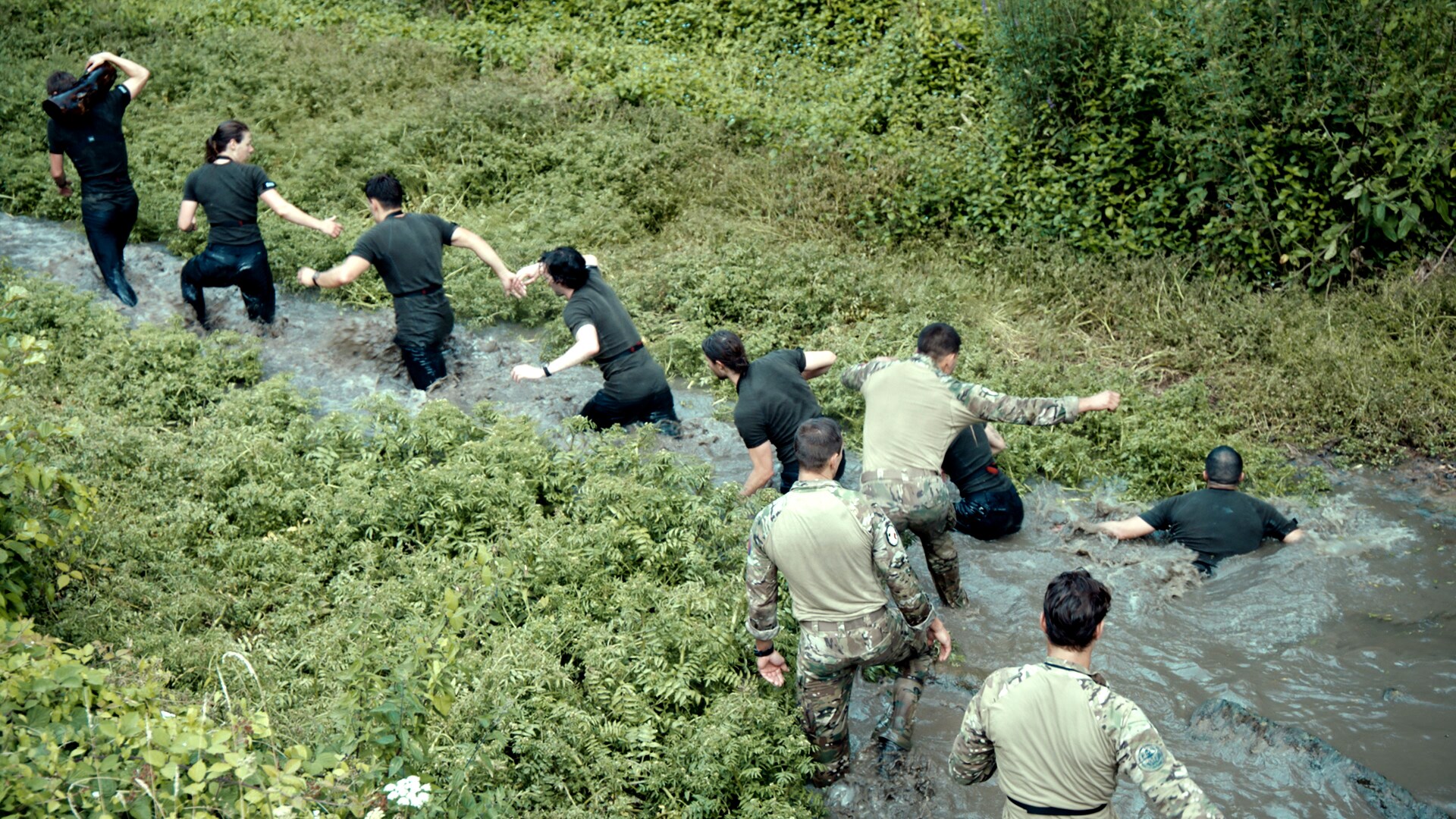 Recensie 'Kamp Waes': dubbelzinnige rol van Tom Waes ★★½☆☆ | Humo: The ...