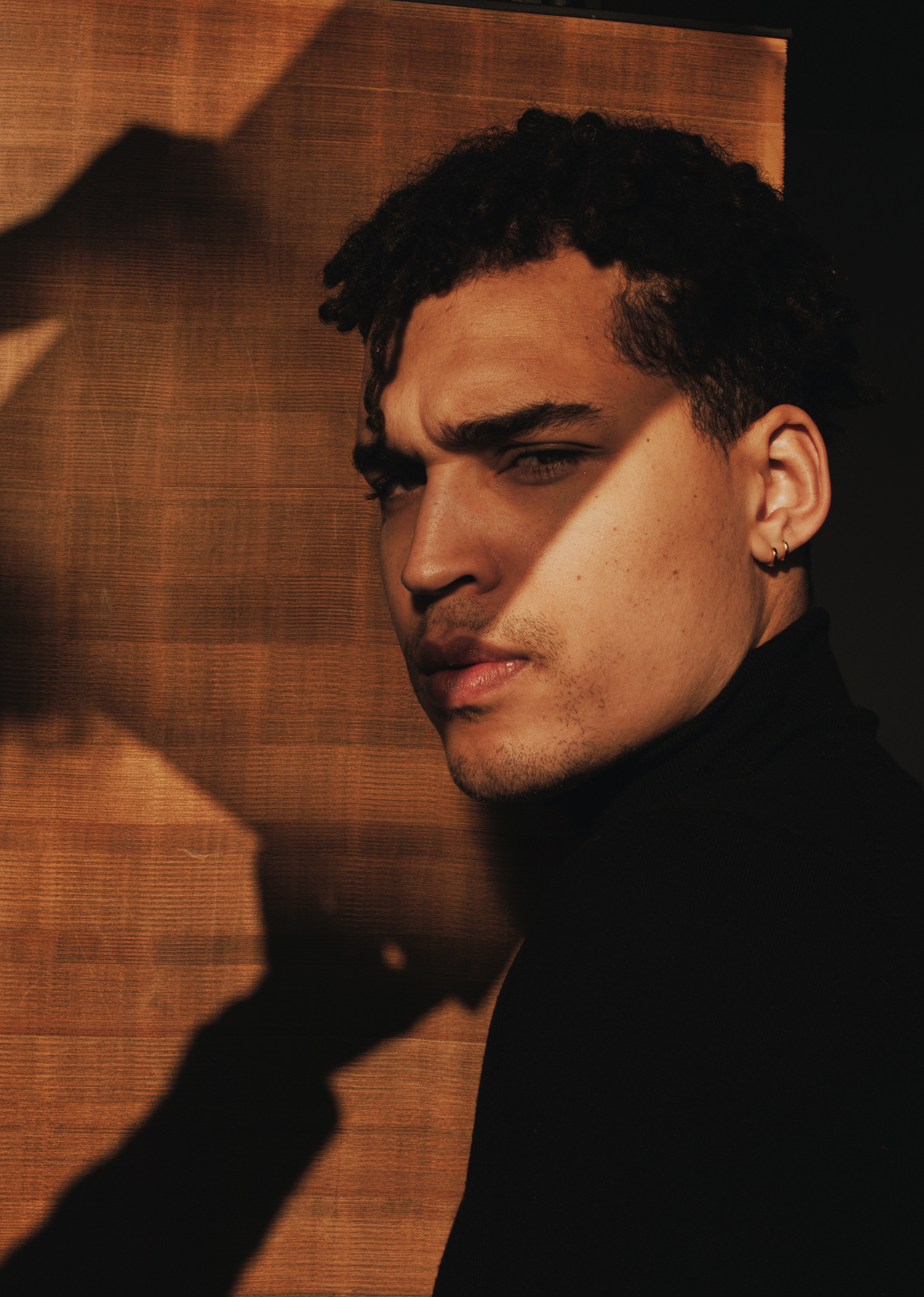 Voetbalcommentator Aster Nzeyimana wil scoren in ‘De slimste mens’: ‘Ik ...