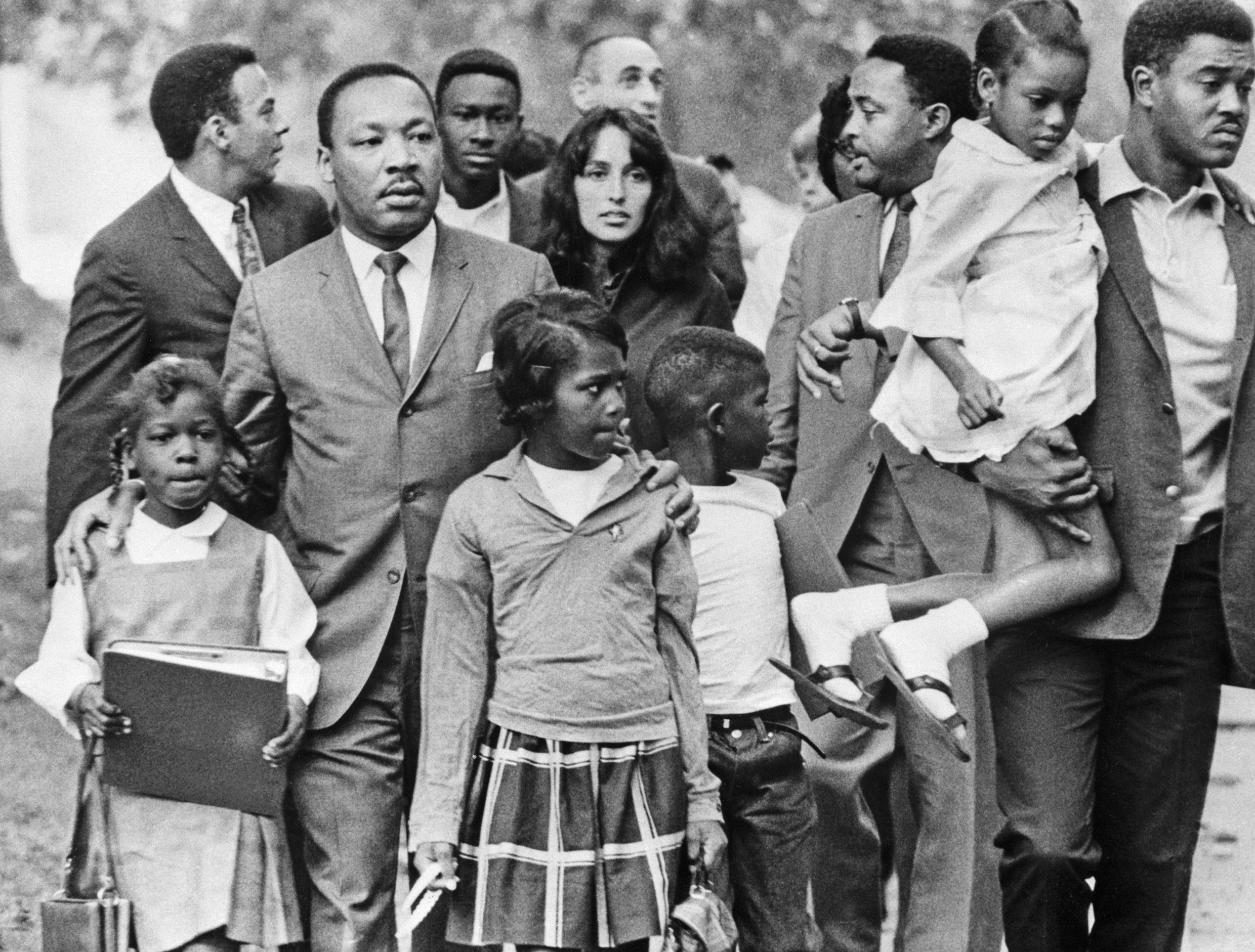 Het harde leven van hippie-icoon Joan Baez: ‘Ik was de enige nuchtere, naïeve vrouw in een groep ...