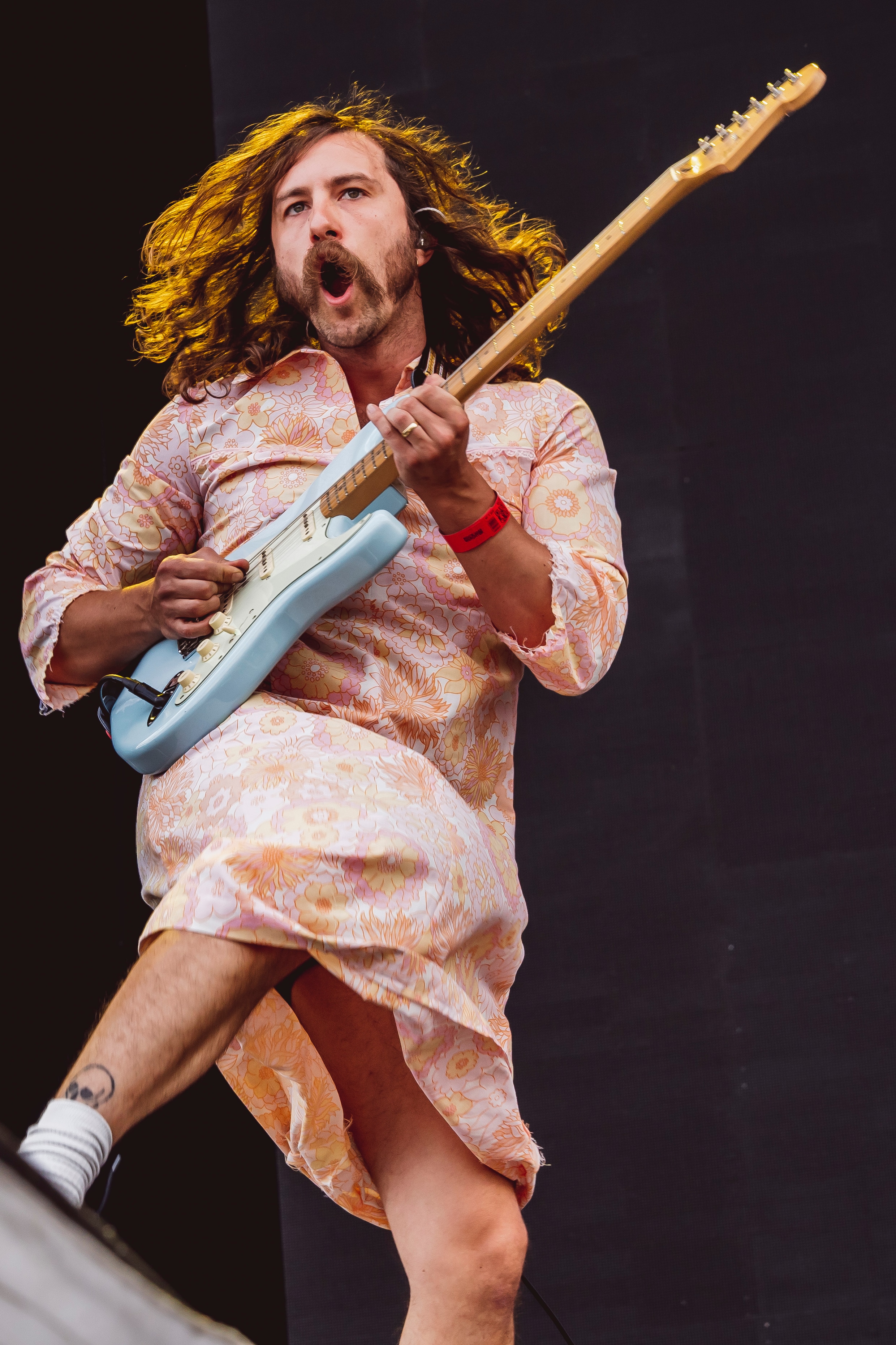 Mark Bowen van IDLES: ‘Op elke rider van elke groep staat alcohol. Ik vraag me weleens af ...