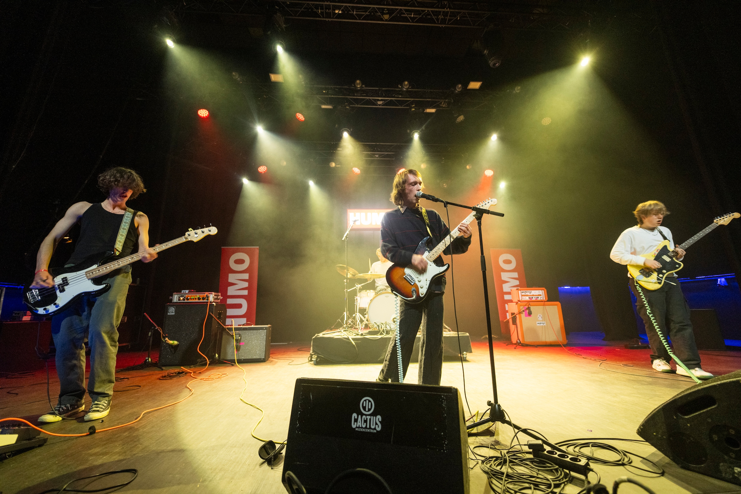 ‘Eigenlijk moet je hem zijn gitaar afpakken’: dit was de allereerste ...