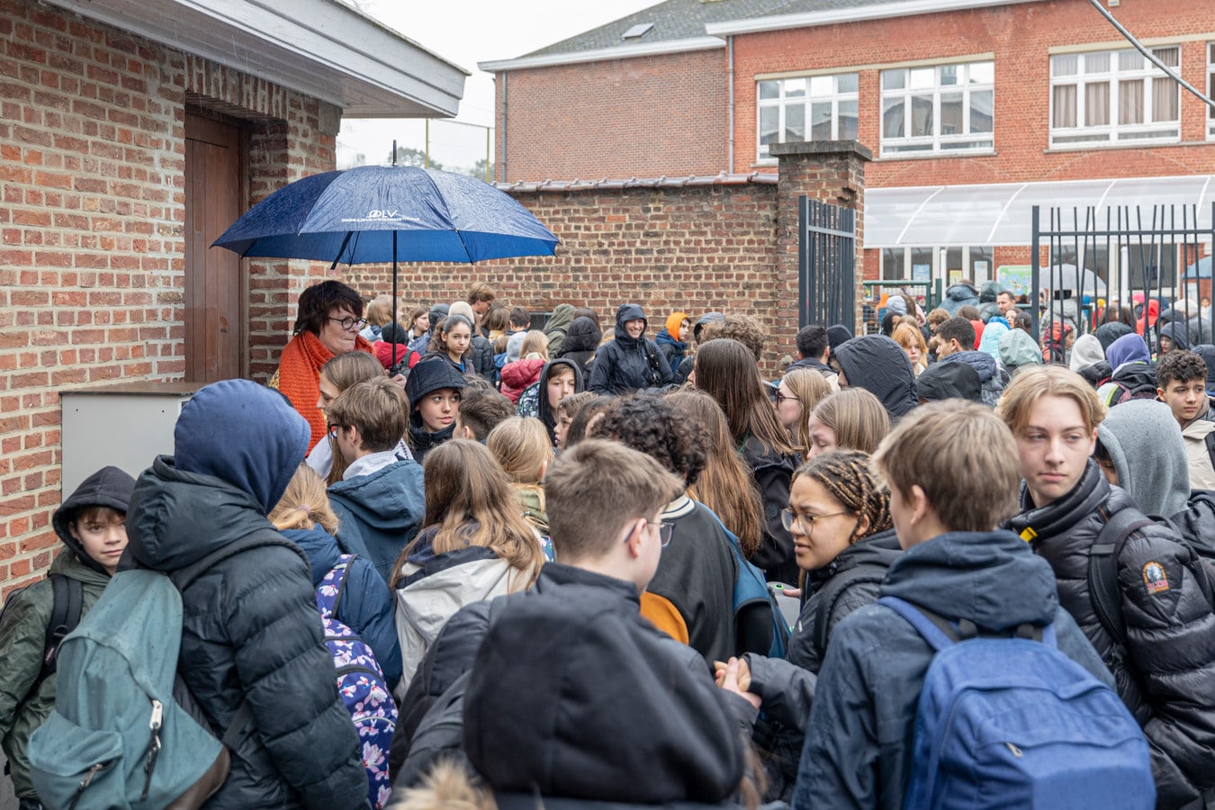 Worden smartphones straks verboden op school? ‘Ik snap dat jongeren ...