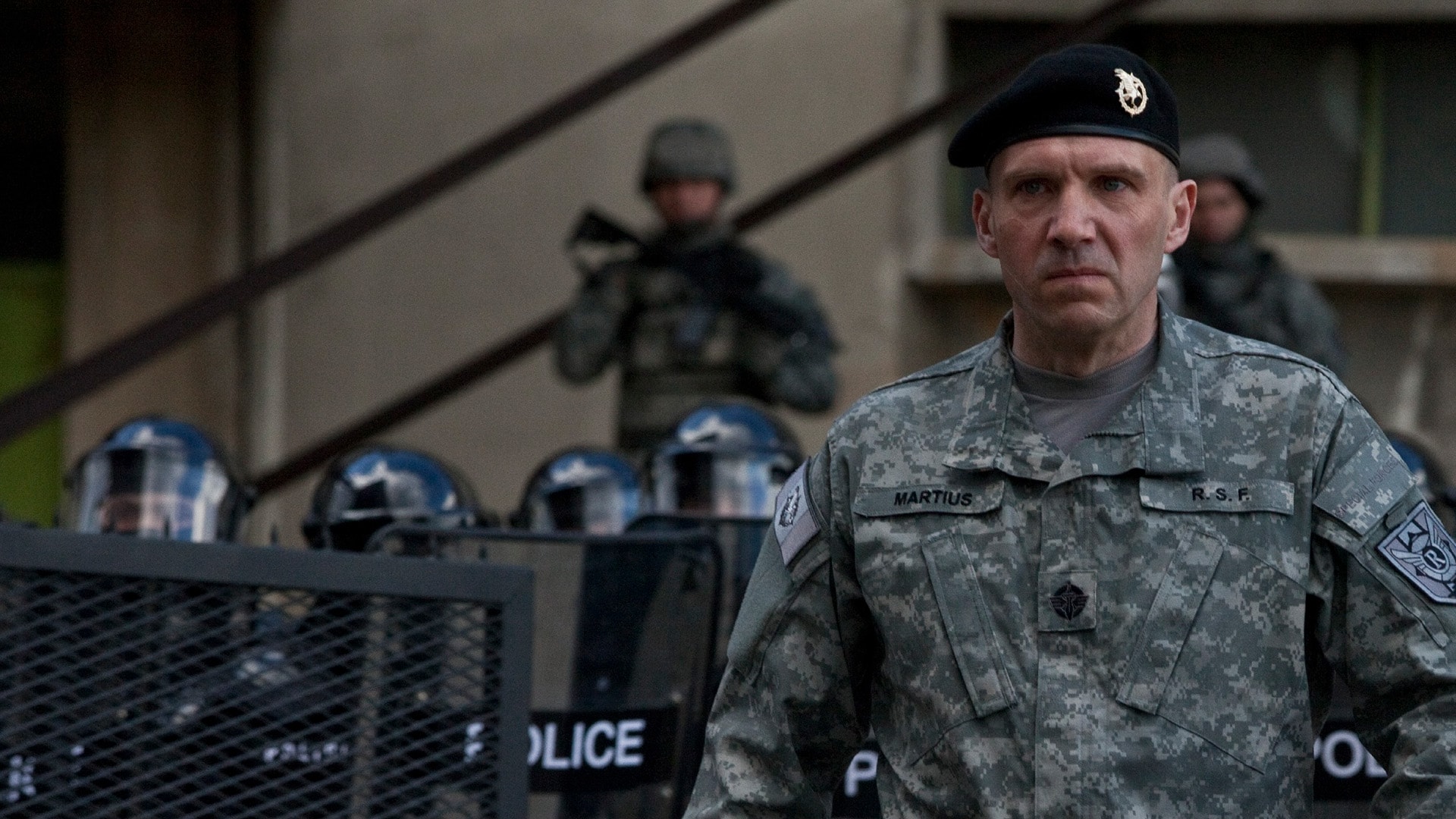 Matteo Simoni als Dennis Black Magic, één van de sterkste ...