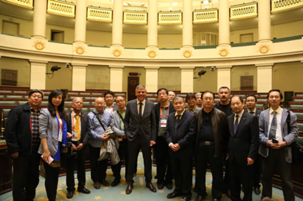 ‘Vergoed mijn lobbywerk maar naar jouw voldoening’, krabbelde hij snel ...